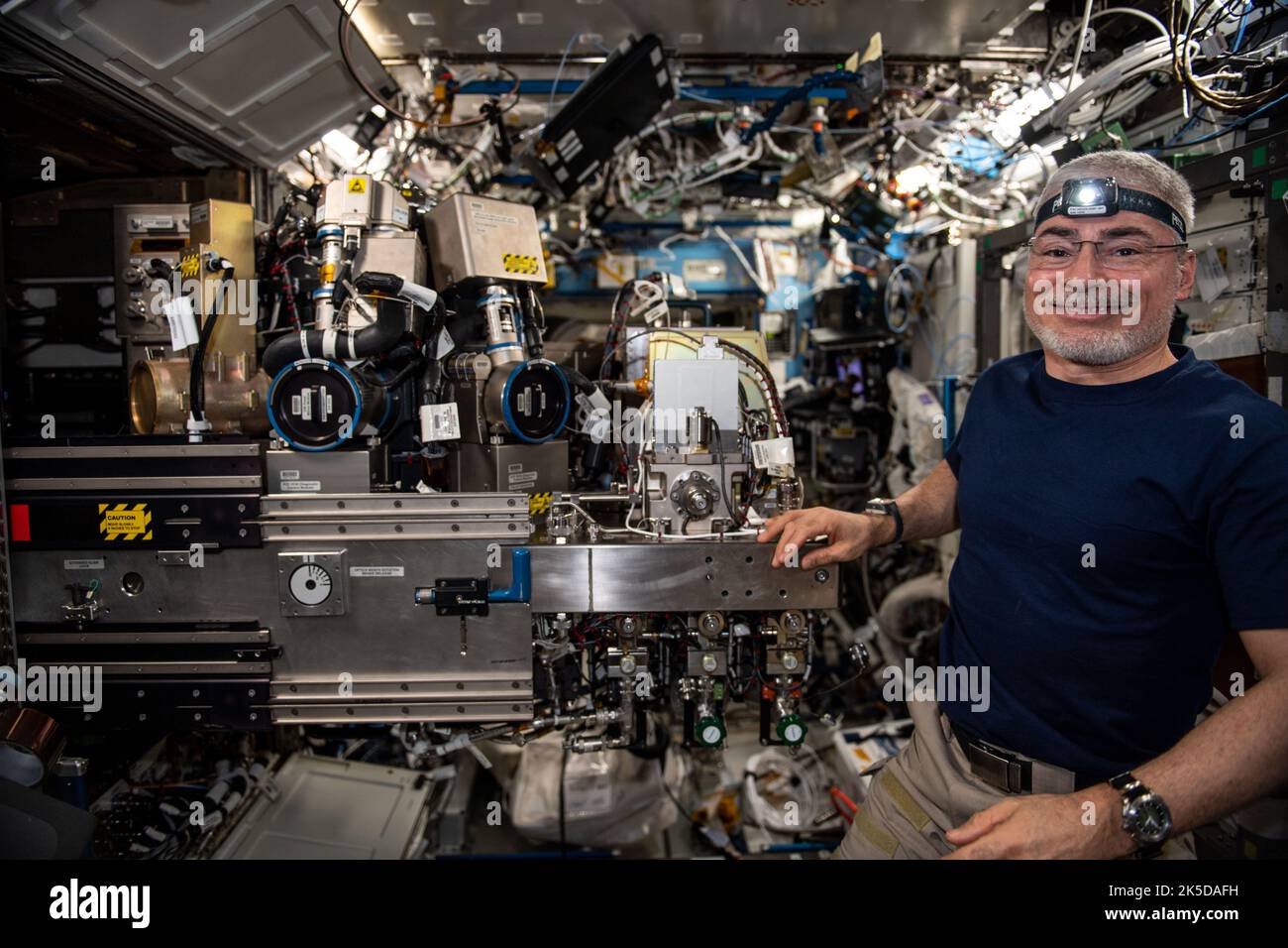 NASA astronaut and Expedition 66 Flight Engineer Mark Vande Hei ...