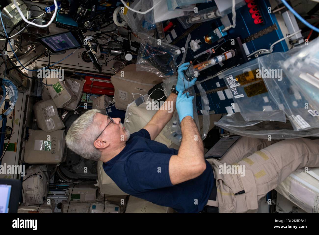 NASA astronaut and Expedition 66 Flight Engineer Mark Vande Hei ...