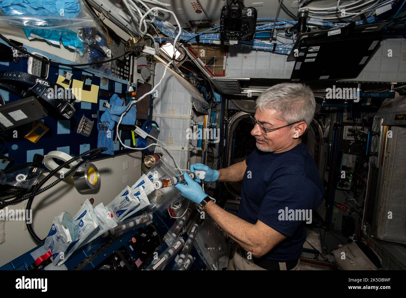 NASA astronaut and Expedition 66 Flight Engineer Mark Vande Hei ...