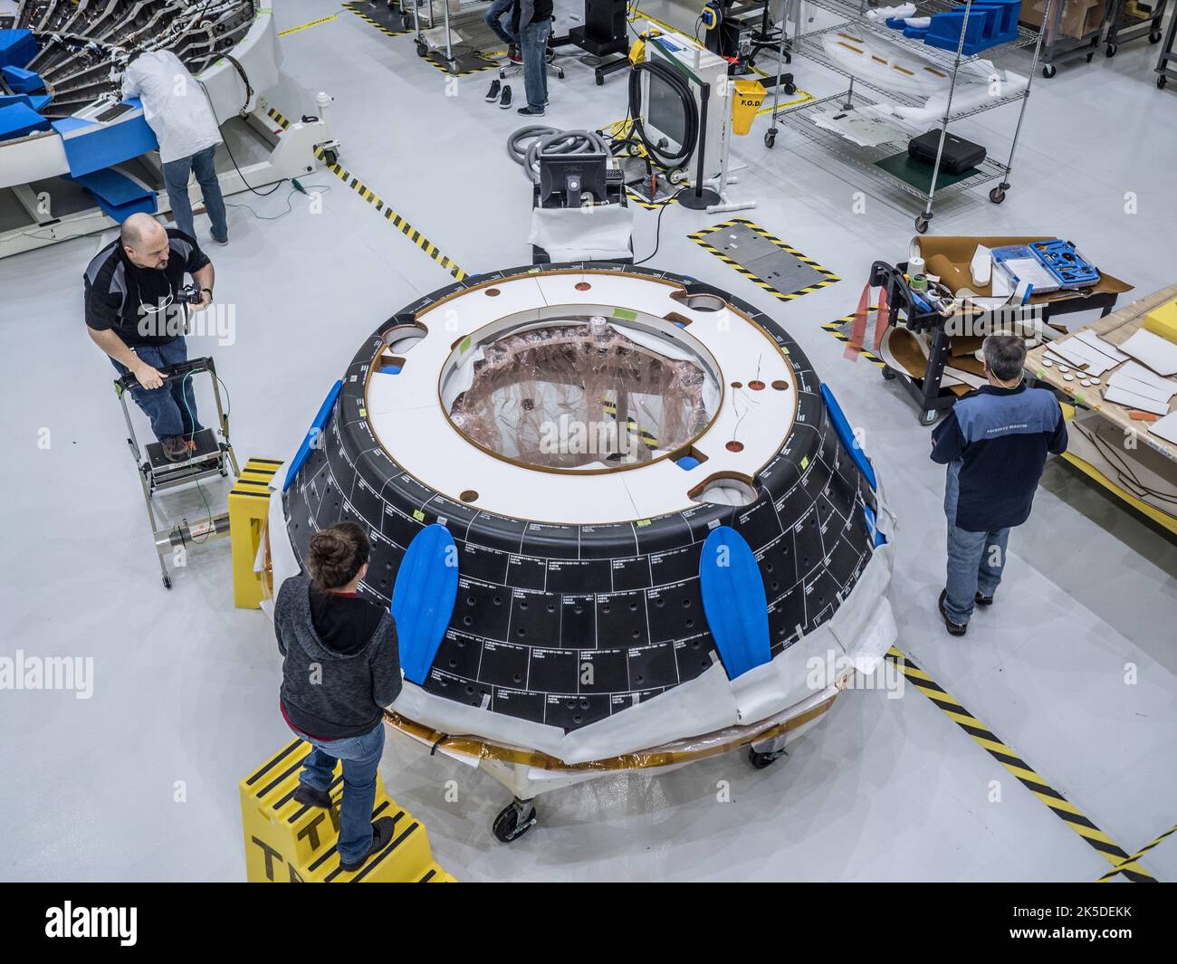 Lockheed Martin engineers assemble Orion's Artemis I crew module at ...