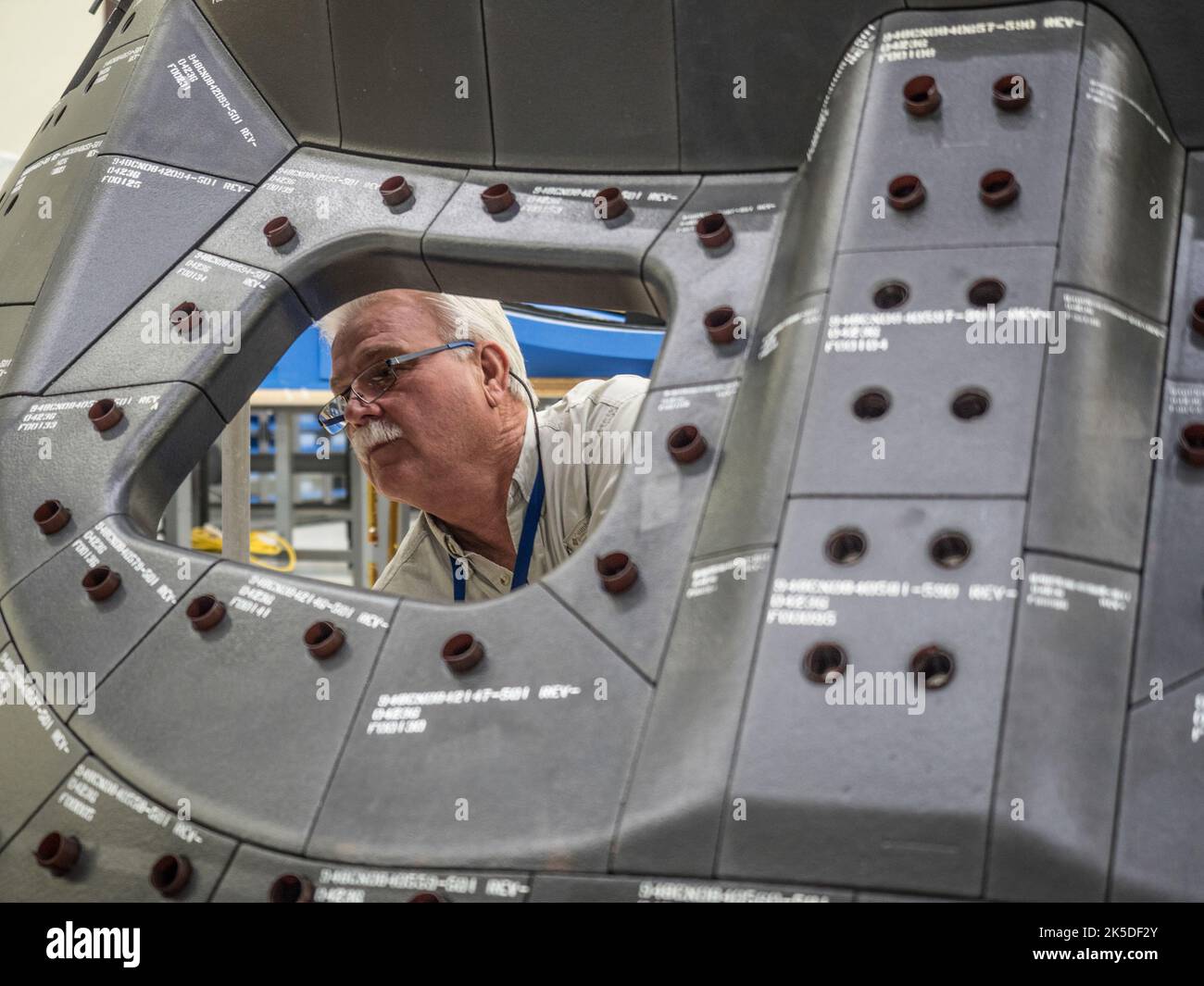 Lockheed Martin engineers assemble Orion's Artemis I crew module at ...