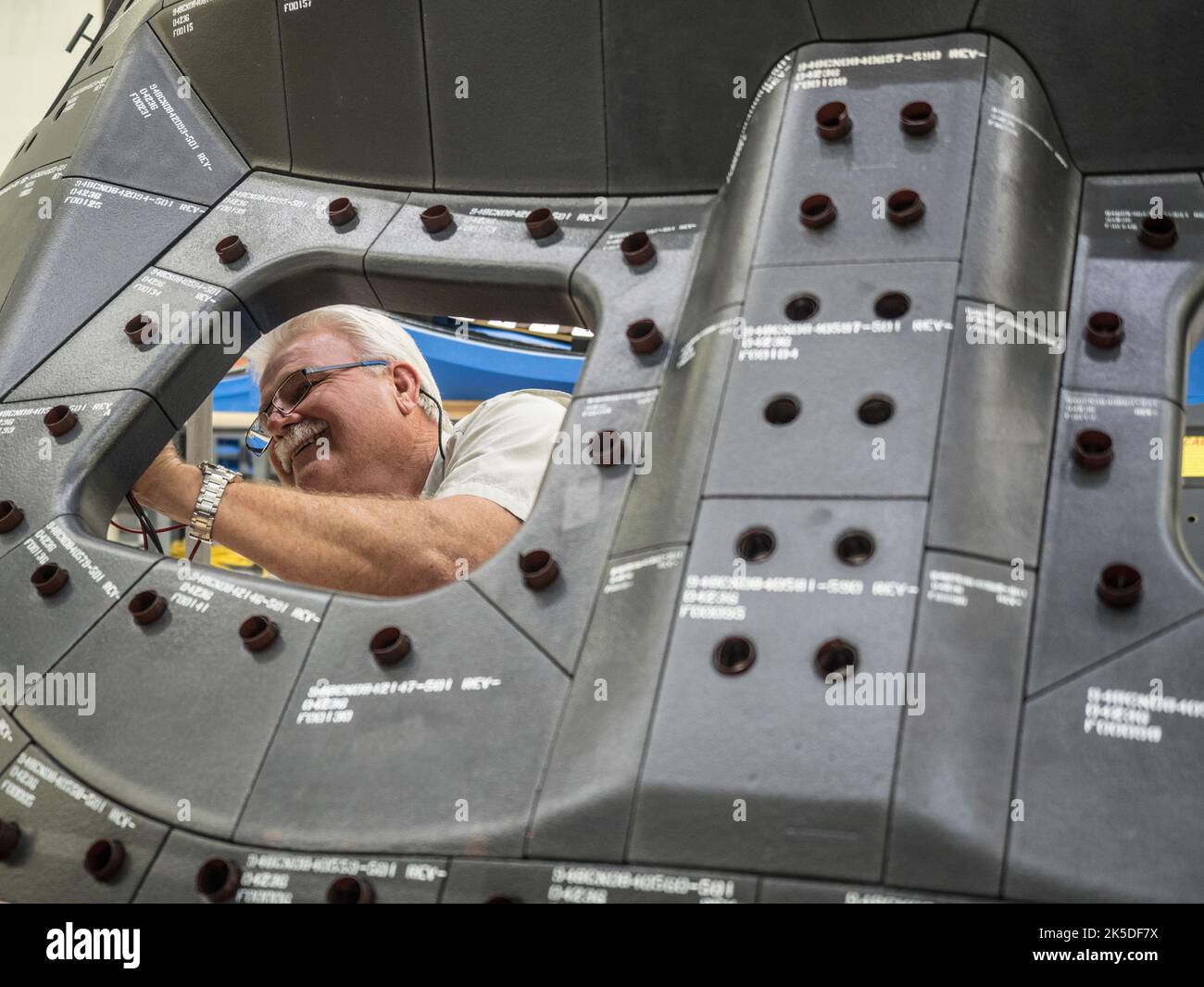 Lockheed Martin engineers assemble Orion's Artemis I crew module at ...