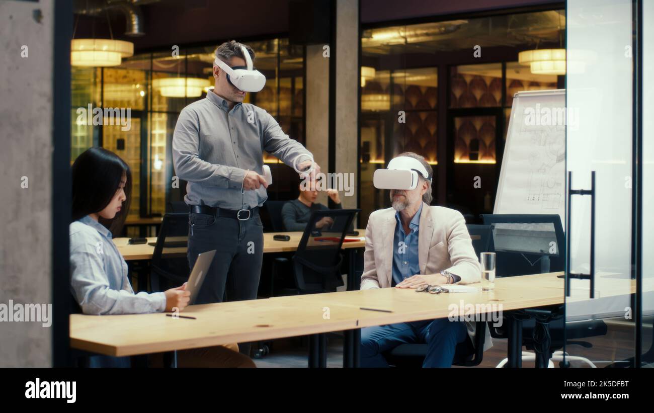 Using digital tablet vr goggles hi-res stock photography and images - Alamy