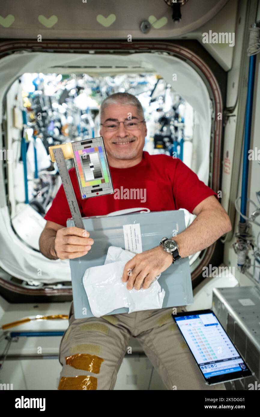 NASA astronaut and Expedition 66 Flight Engineer Mark Vande Hei poses ...