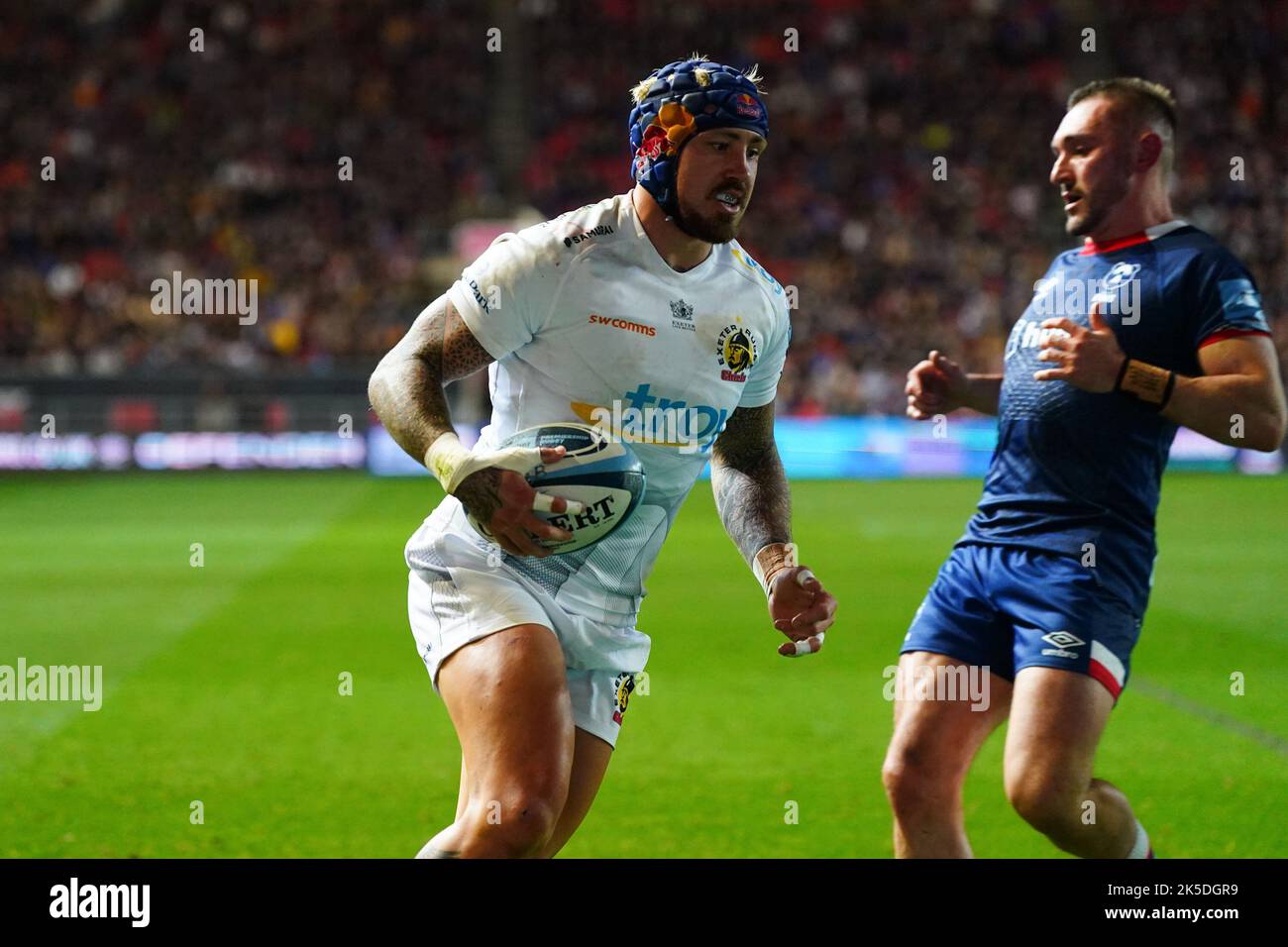 Jack Nowell of Exeter Chiefs scores The Chiefs's first try against The ...