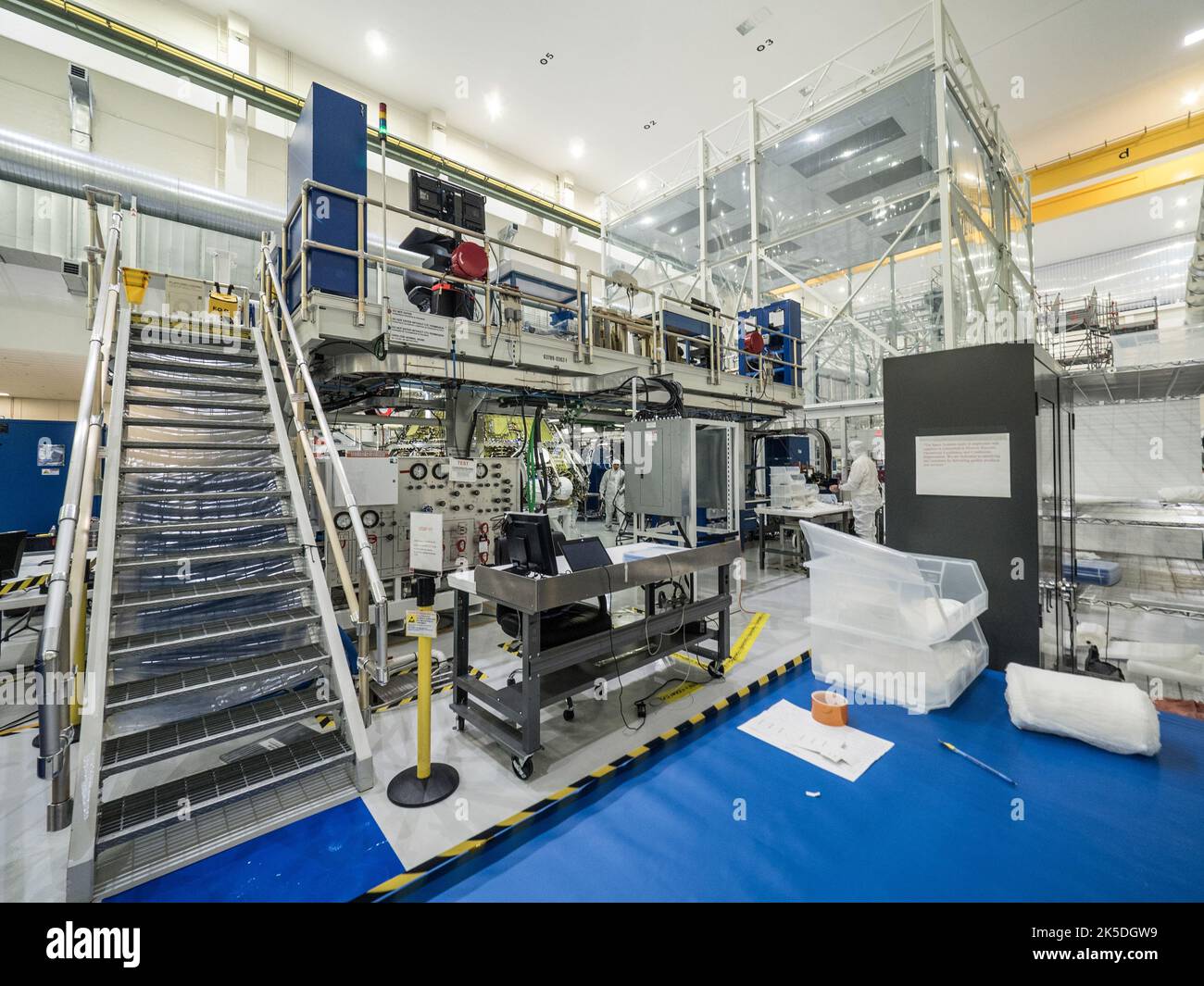 Lockheed Martin engineers assemble Orion's Artemis I crew module at ...