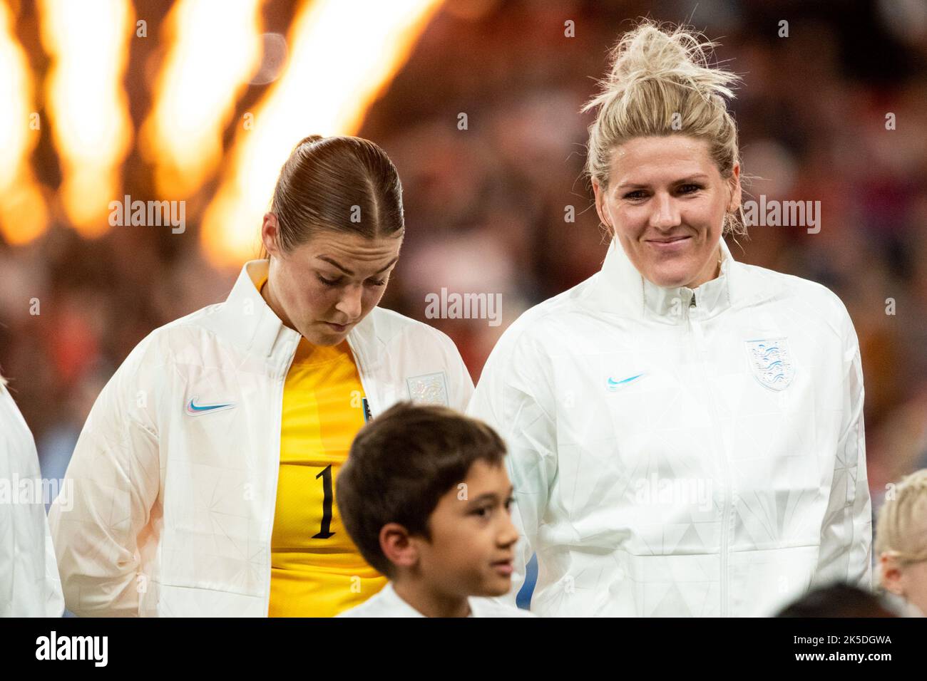 London, UK. 07th Oct, 2022. Goalkeeper Mary Earps (1 England) and ...