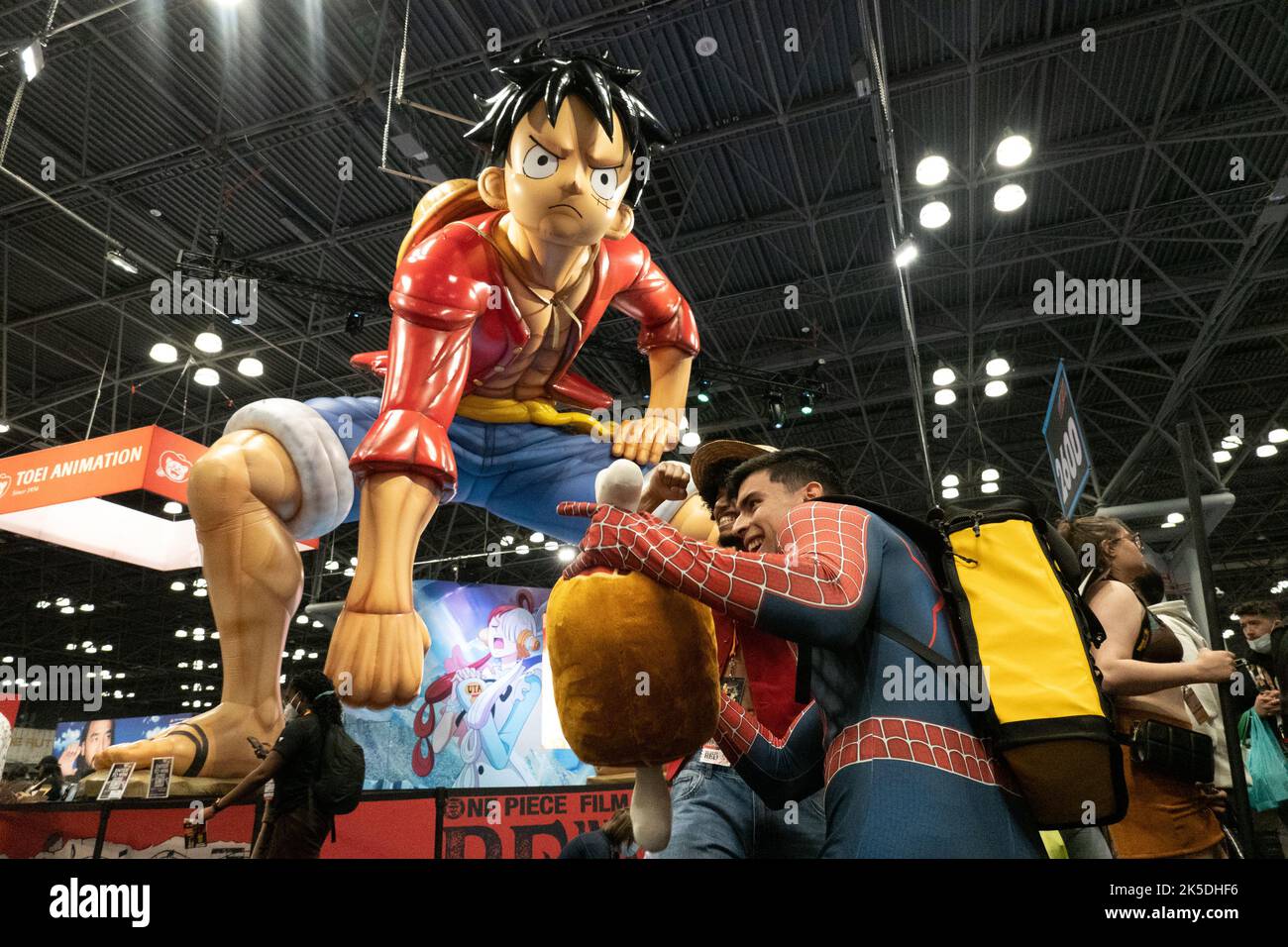 New York, NY, USA. 7th Oct, 2022. People pose for a photo beneath the ...