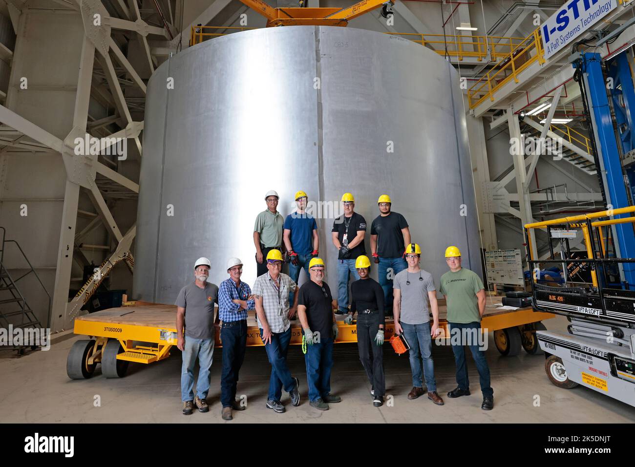 Move crews at NASA’s Michoud Assembly Facility lift the aft liquid ...