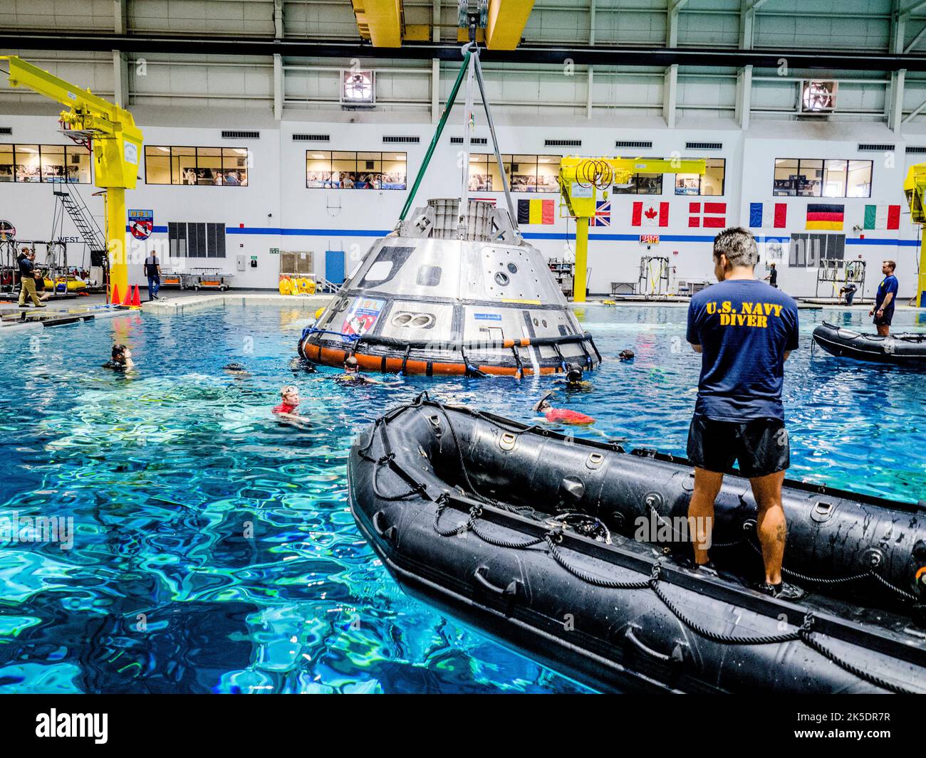 A group of U.S. Navy divers, Air Force pararescumen and Coast Guard ...
