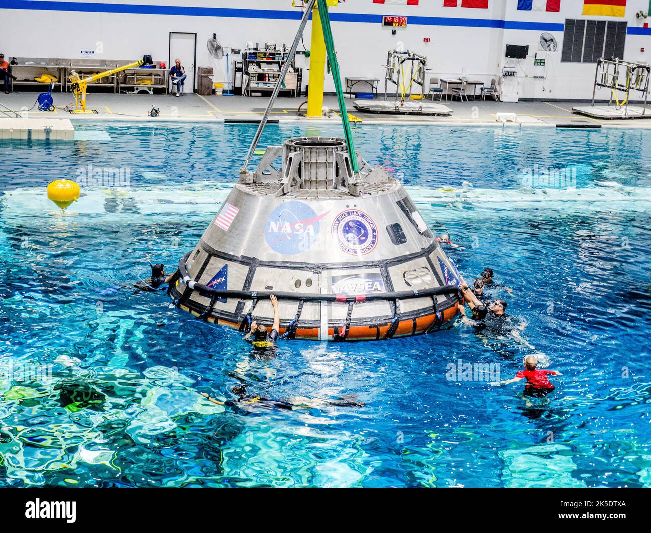 A group of U.S. Navy divers, Air Force pararescumen and Coast Guard ...