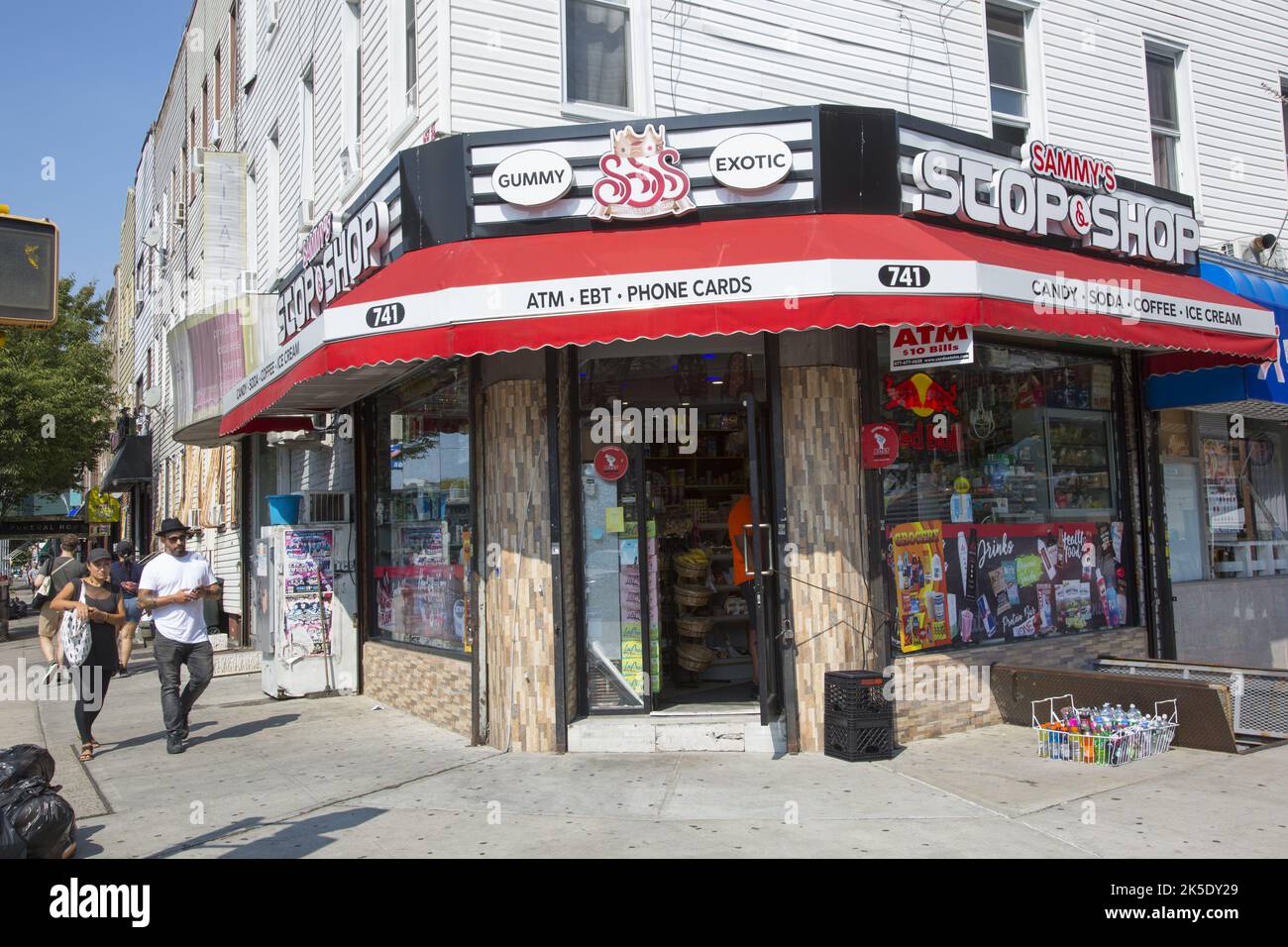 Corner store bodega neighborhood local hi-res stock photography and ...