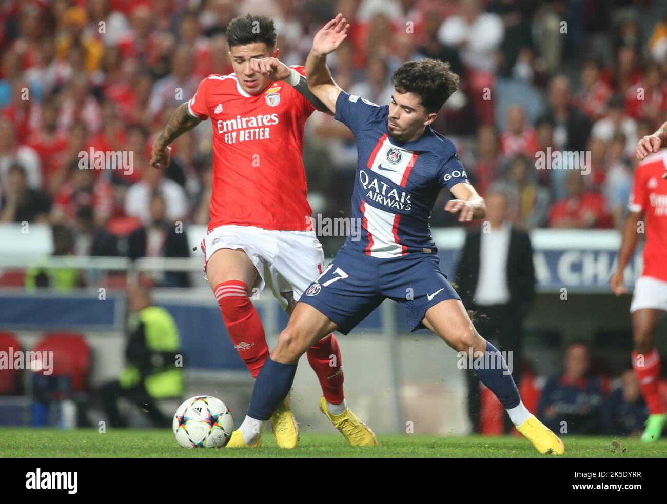 Vitinha of Paris Saint Germain and Enzo Fern‡ndez of Benfica Lisbonne during the UEFA Champions ...
