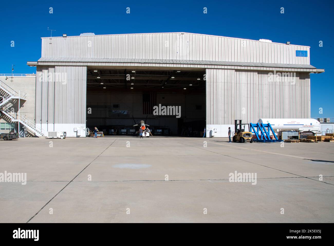 An F/A-18E from the Naval Air Systems Command (NAVAIR) in Patuxent ...