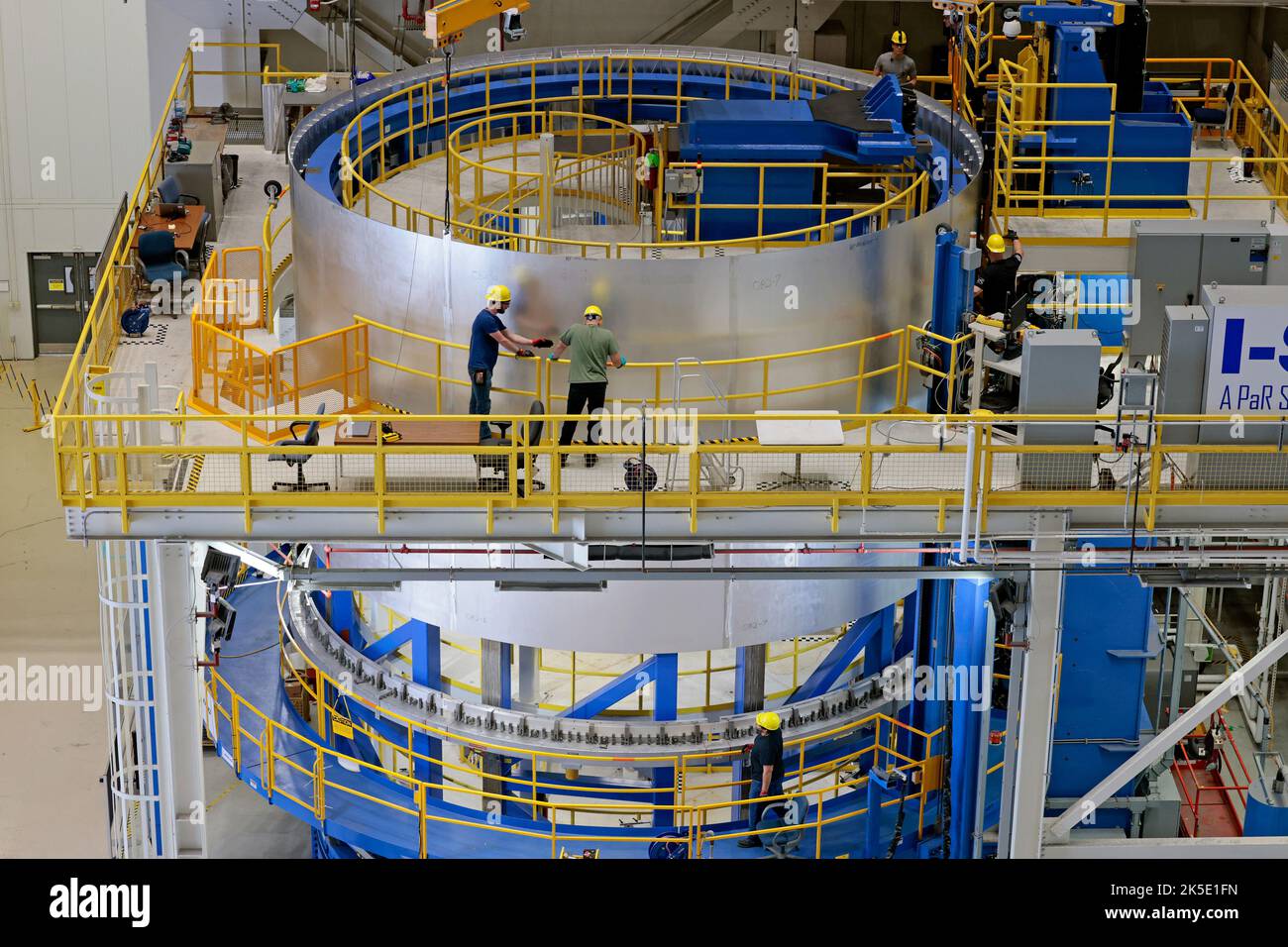 Move crews at NASA’s Michoud Assembly Facility lift the aft liquid ...