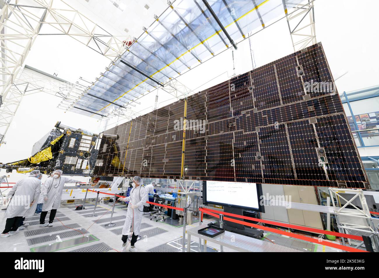 NASA successfully deployed one of Psyche spacecraft's twin solar arrays ...