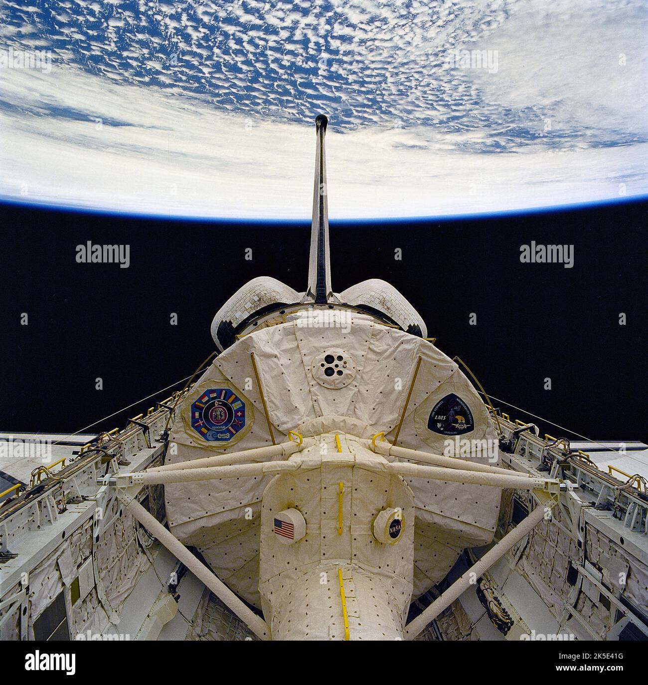 Space shuttle STS-78 and its main payload, the Life and Microgravity ...