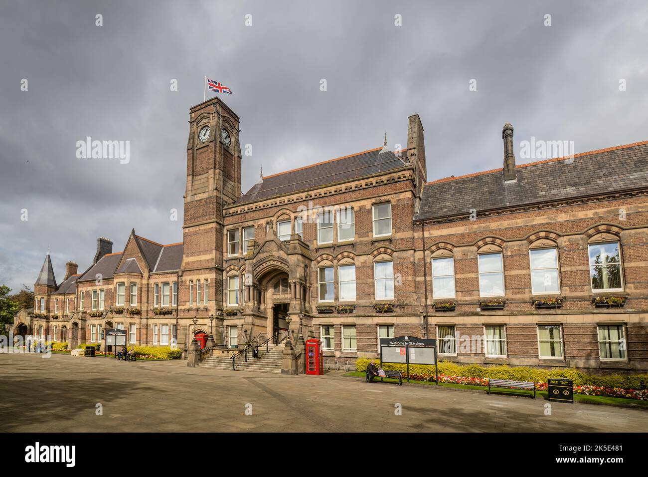 06.10.2022 St Helens, Merseyside, UK St Helens Town Hall was designed ...