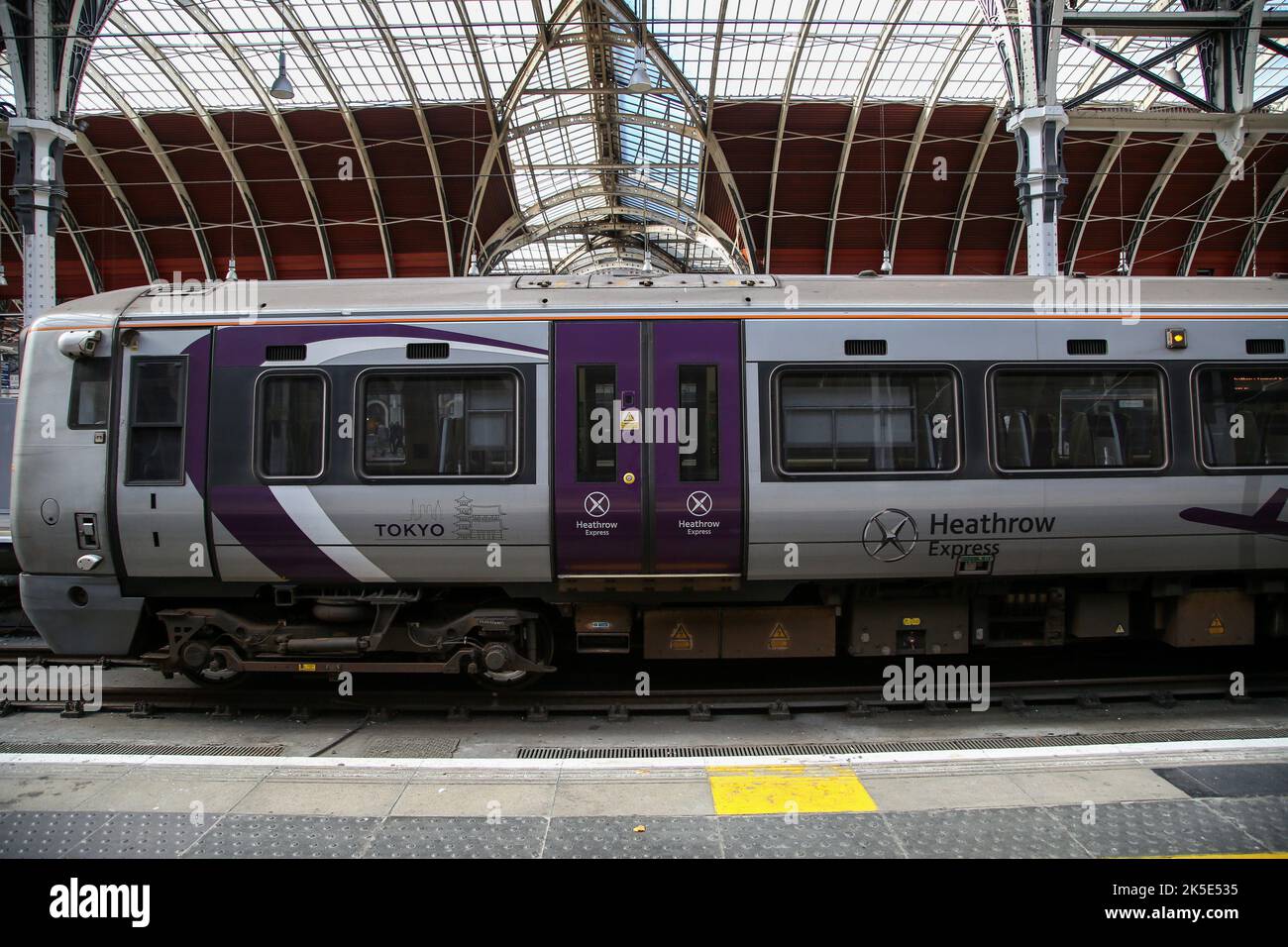 A Heathrow Express train at London Paddington railway station Stock ...