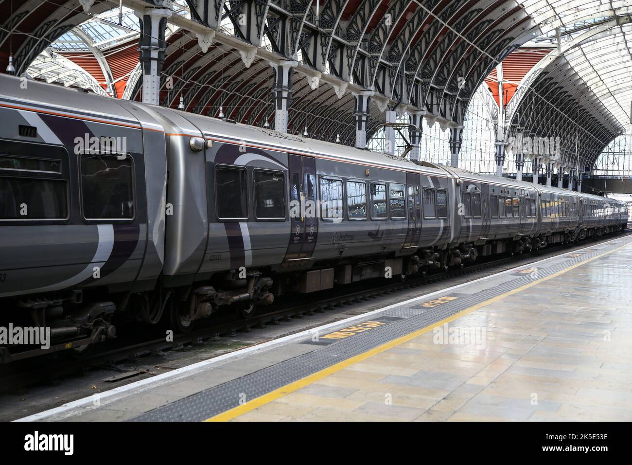 A Heathrow Express train at London Paddington railway station Stock ...