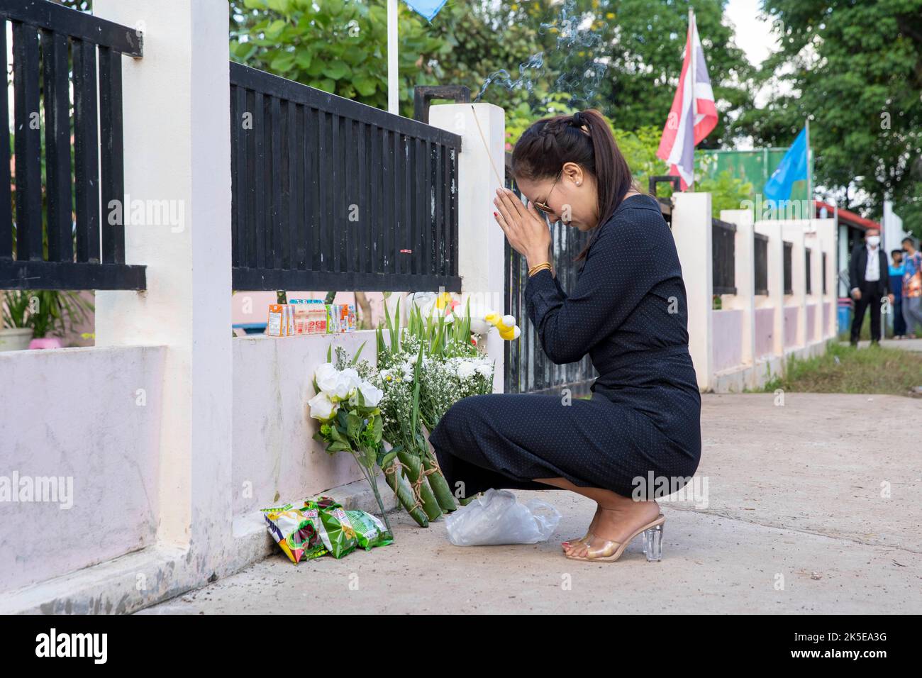 Uthai Sawan, Thailand. 7th Oct, 2022. A woman prays in front of the ...