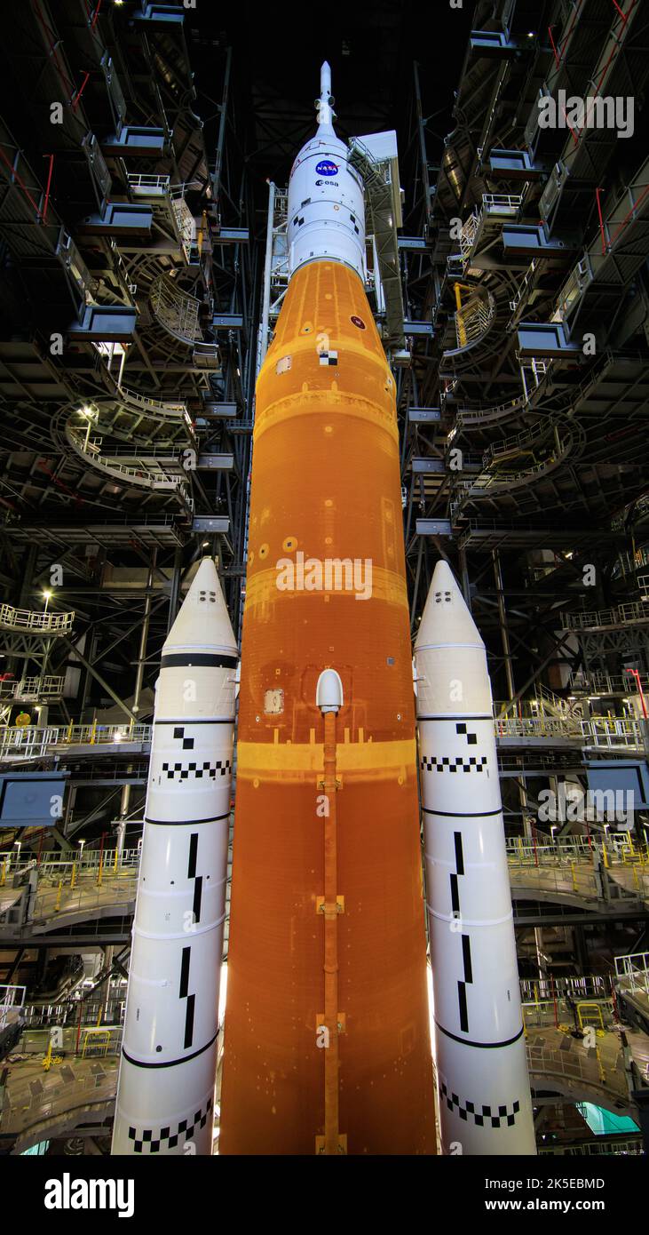 NASA’s Space Launch System and Orion spacecraft atop the mobile ...
