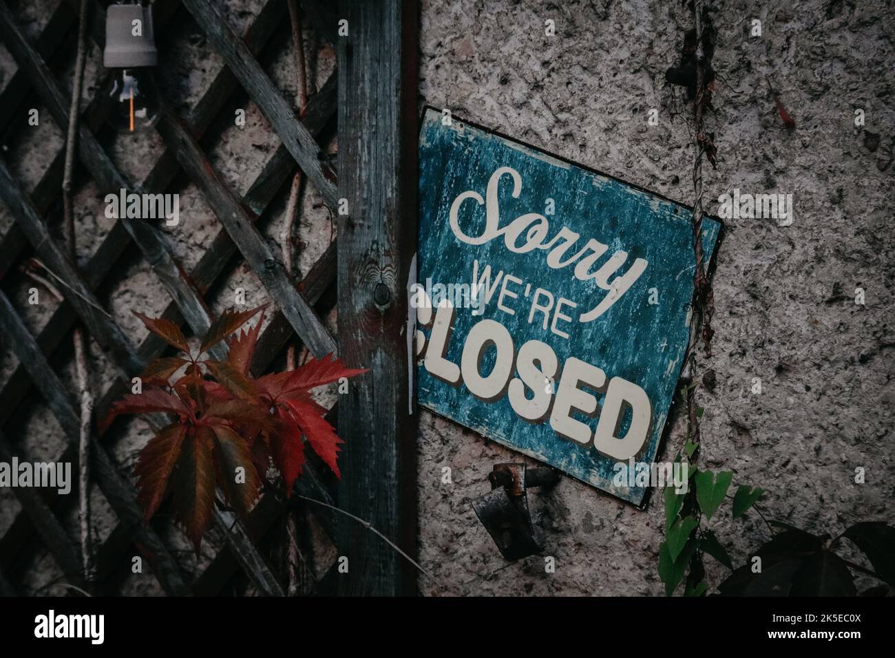 A closed signage on a rough wall surface Stock Photo - Alamy