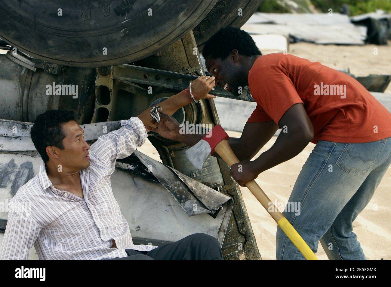DANIEL DAE KIM, HAROLD PERRINEAU, LOST : SEASON 1, 2004 Stock Photo - Alamy