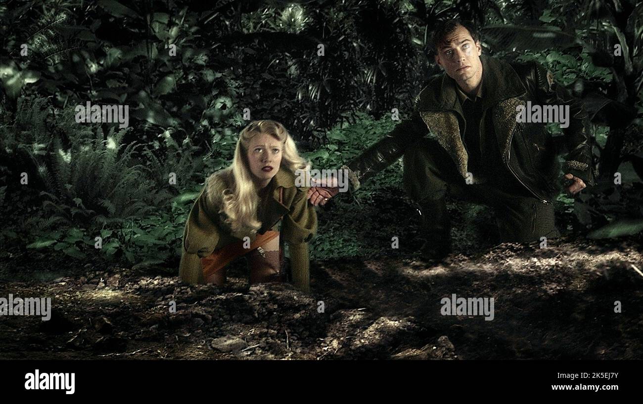 GWYNETH PALTROW, JUDE LAW, SKY CAPTAIN AND THE WORLD OF TOMORROW, 2004 ...