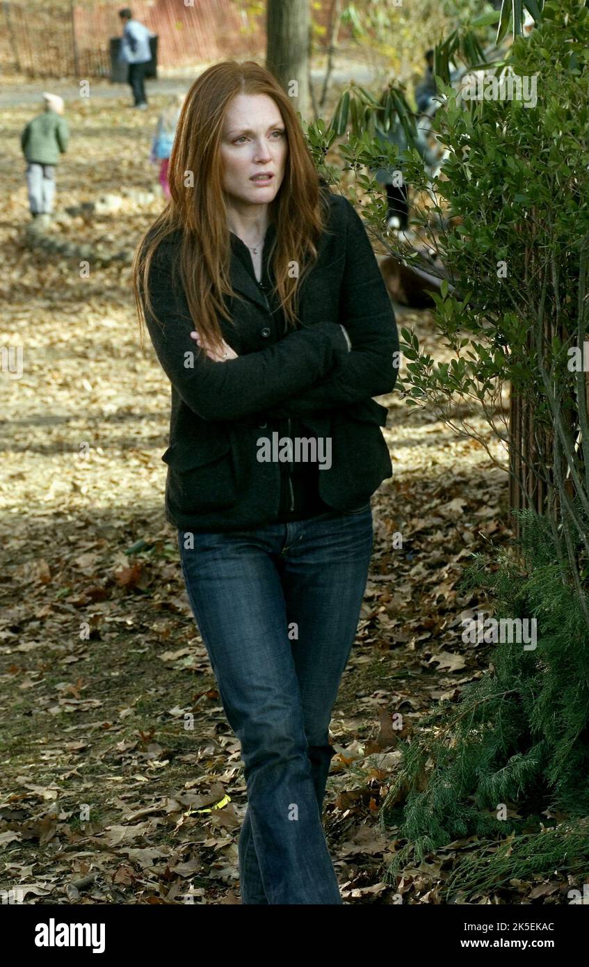 JULIANNE MOORE, THE FORGOTTEN, 2004 Stock Photo - Alamy JULIANNE MOORE, THE FORGOTTEN, 2004 Stock Photo - Alamy