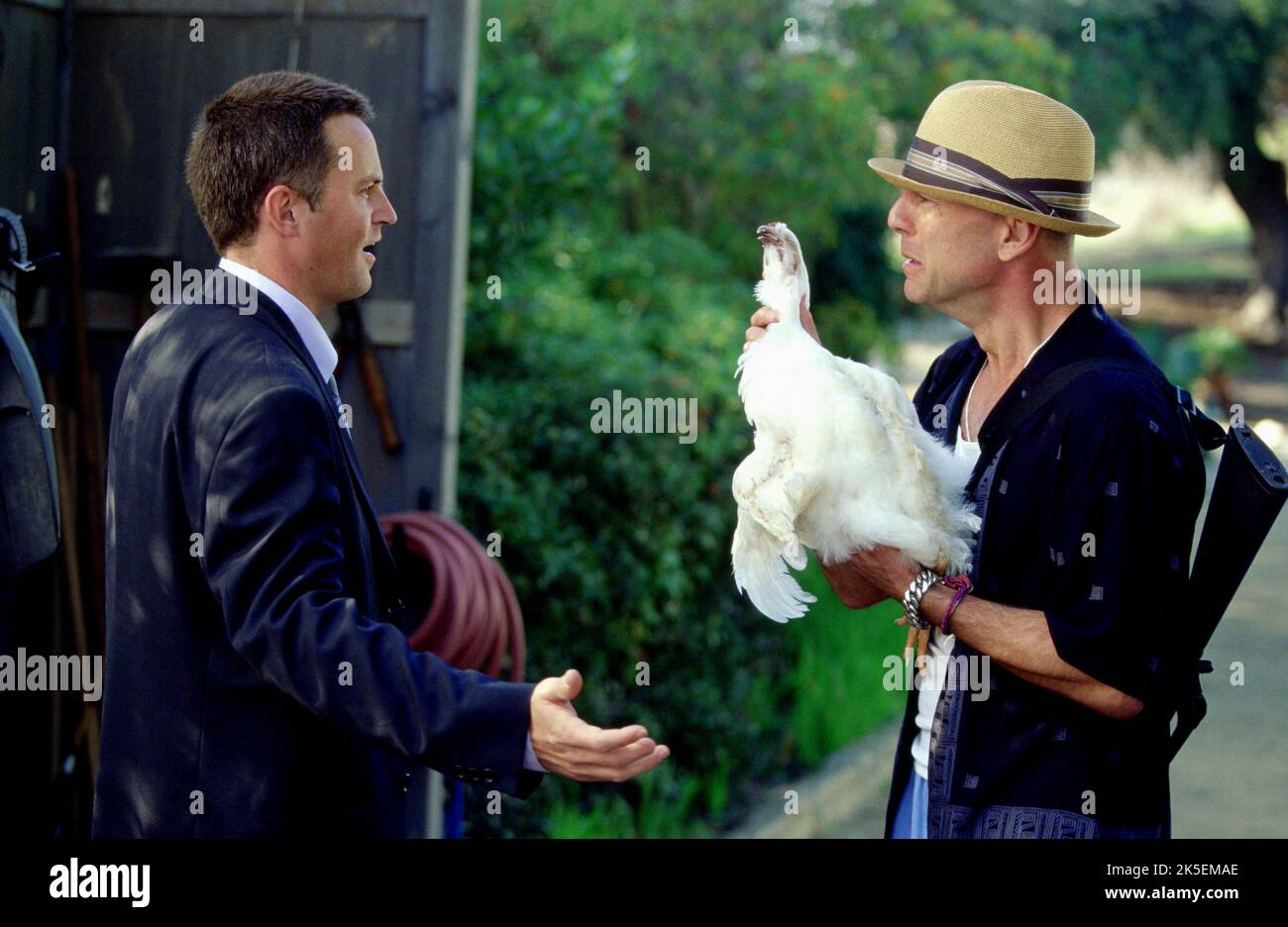 MATTHEW PERRY, BRUCE WILLIS, THE WHOLE TEN YARDS, 2004 Stock Photo - Alamy