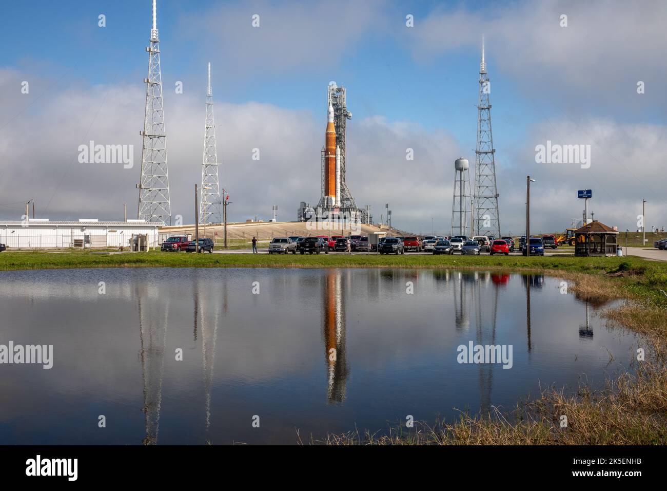 Standing atop the mobile launcher, NASA’s Space Launch System (SLS ...