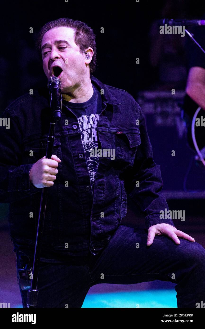 Counting crows teatro hi-res stock photography and images - Alamy