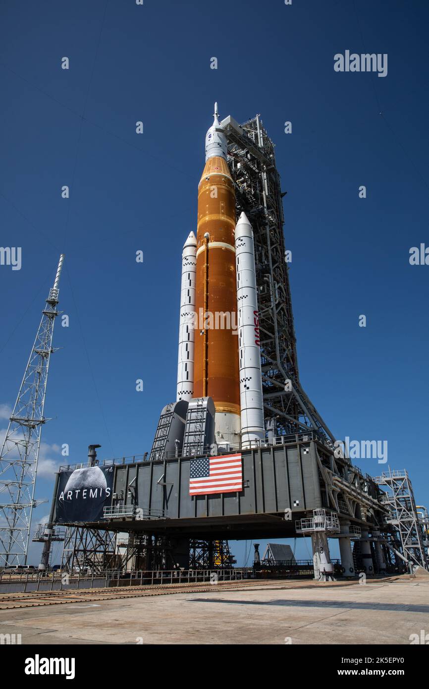 Standing atop the mobile launcher, NASA’s Space Launch System (SLS ...