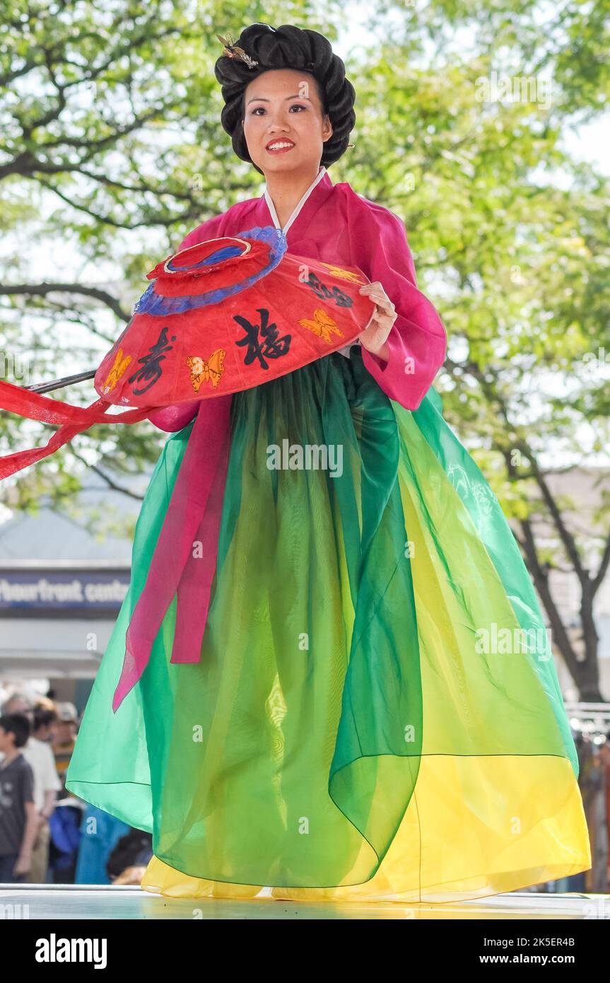 Korean dance troupe hi-res stock photography and images - Alamy