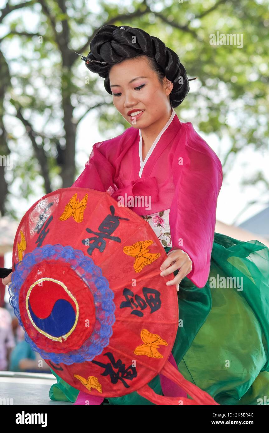 Korean dancer hi-res stock photography and images - Alamy