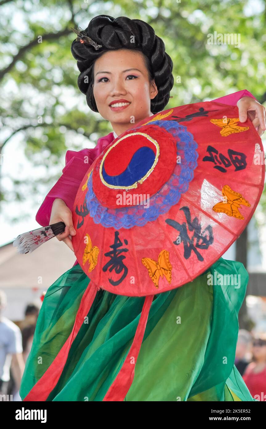 Korean dancer hi-res stock photography and images - Alamy