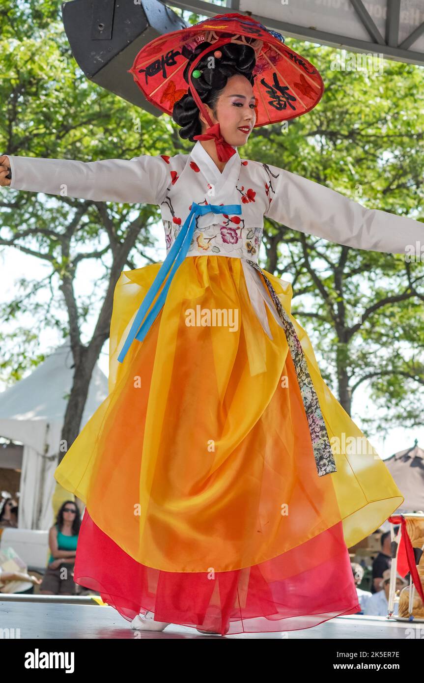 Korean dancer hi-res stock photography and images - Alamy