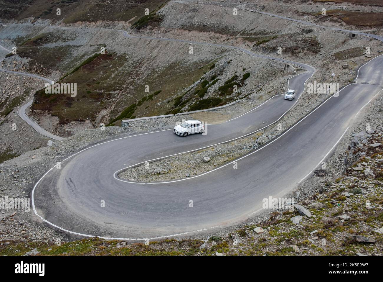 Sinthan Top, India. 04th Oct, 2022. Vehicles move through Sinthan top ...