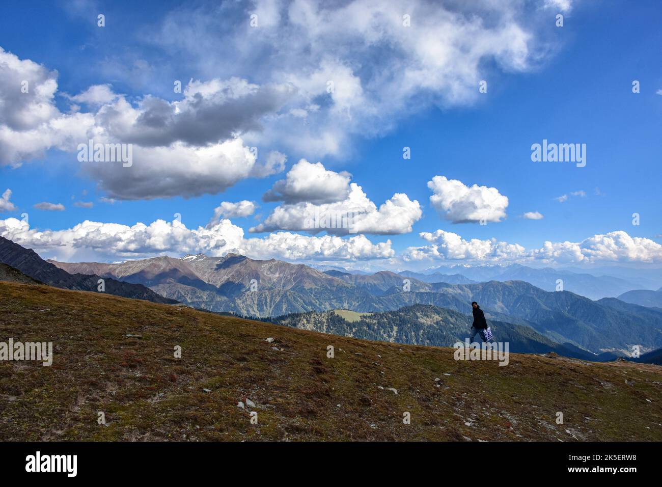 Sinthan Top, India. 04th Oct, 2022. A visitor explores the Sinthan top ...