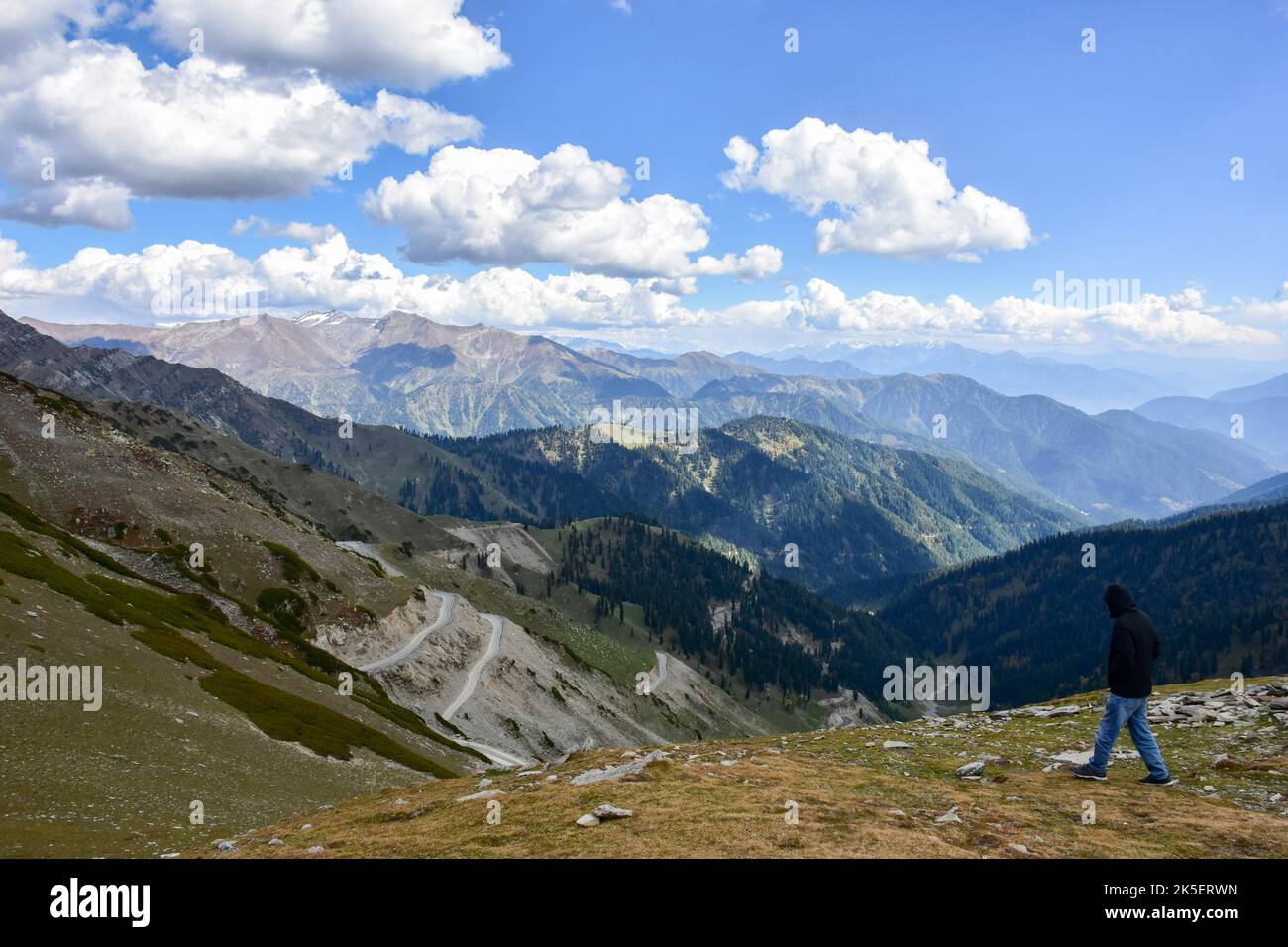 Sinthan Top, India. 04th Oct, 2022. A visitor explores the Sinthan top ...