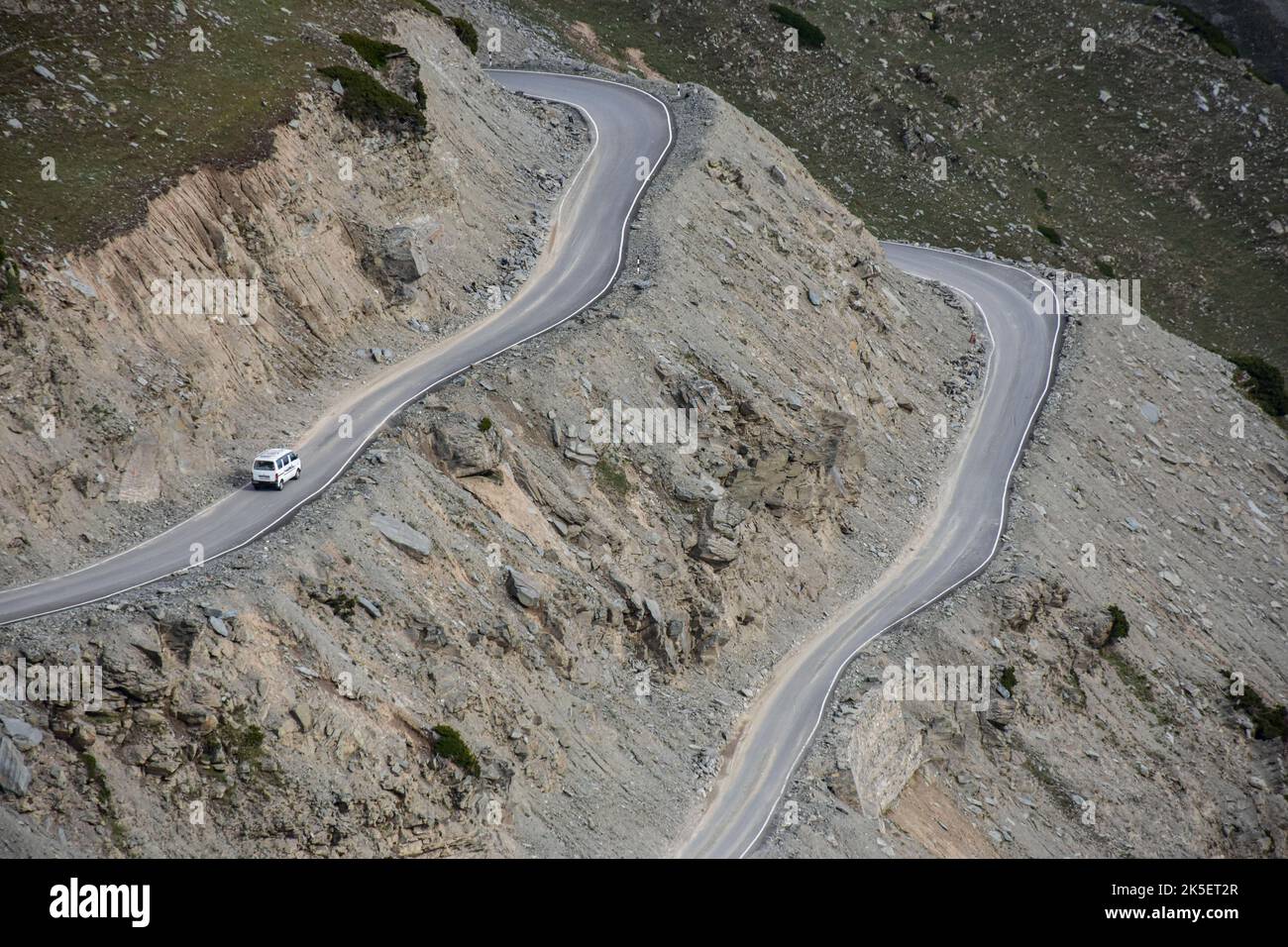 Sinthan Top, India. 04th Oct, 2022. A vehicle moves through Sinthan top ...