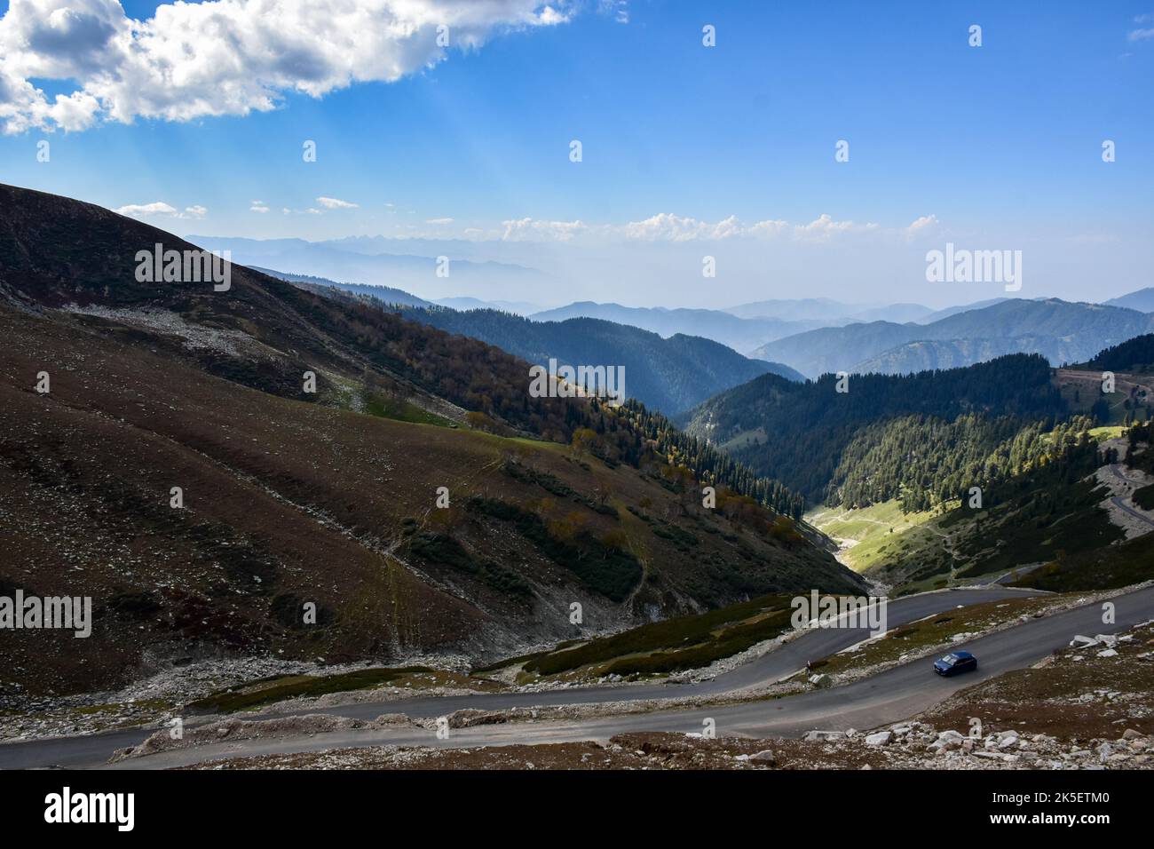 Sinthan Top, Kashmir, India. 4th Oct, 2022. A vehicle moves through ...