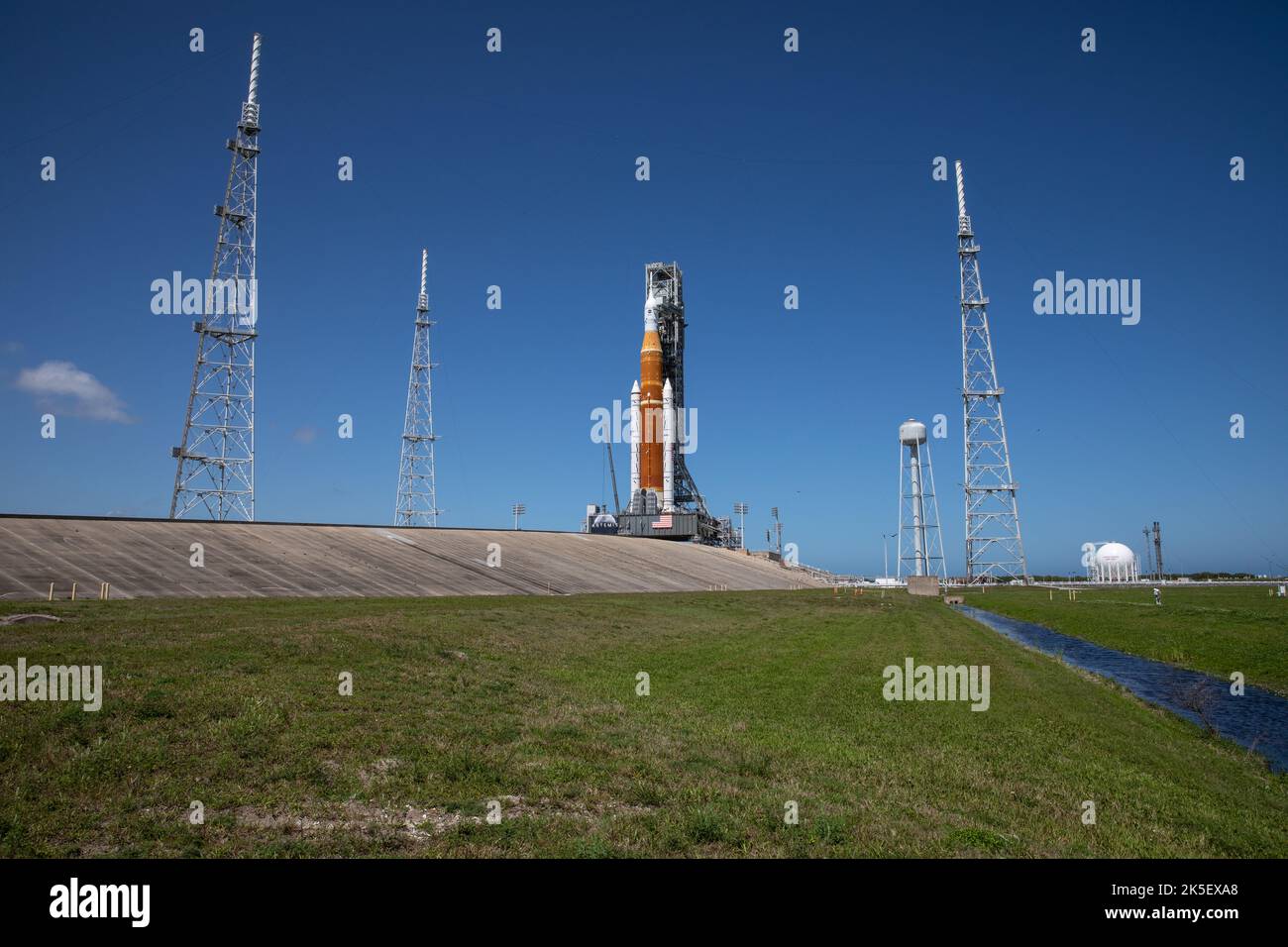 Standing atop the mobile launcher, NASA’s Space Launch System (SLS ...