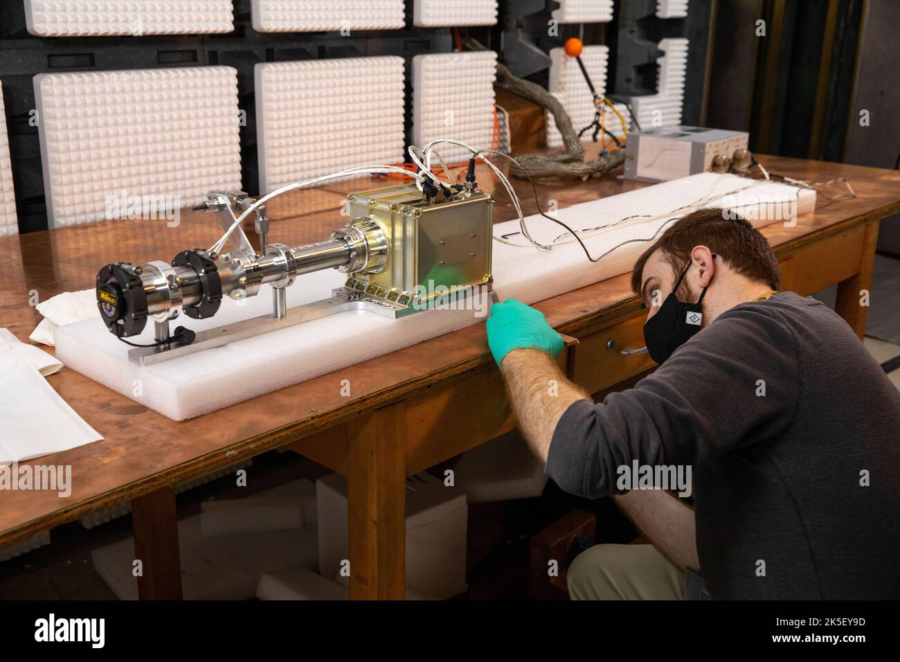 Mass spectrometer observing lunar operations hi-res stock photography ...