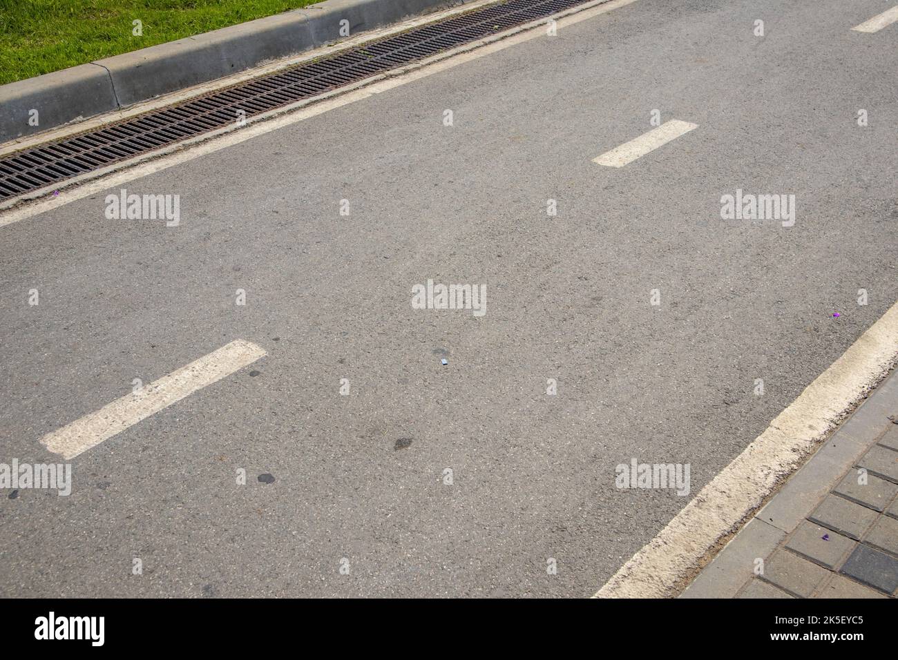 An intermittent lane marking line and the direction of traffic on an ...