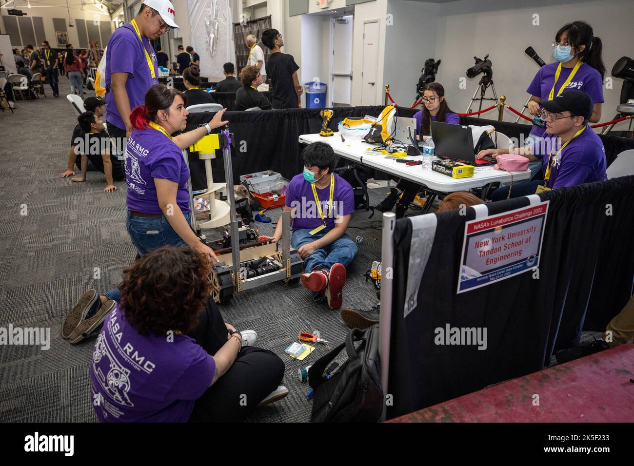 Students from the New York University Tandon School of Engineering ...