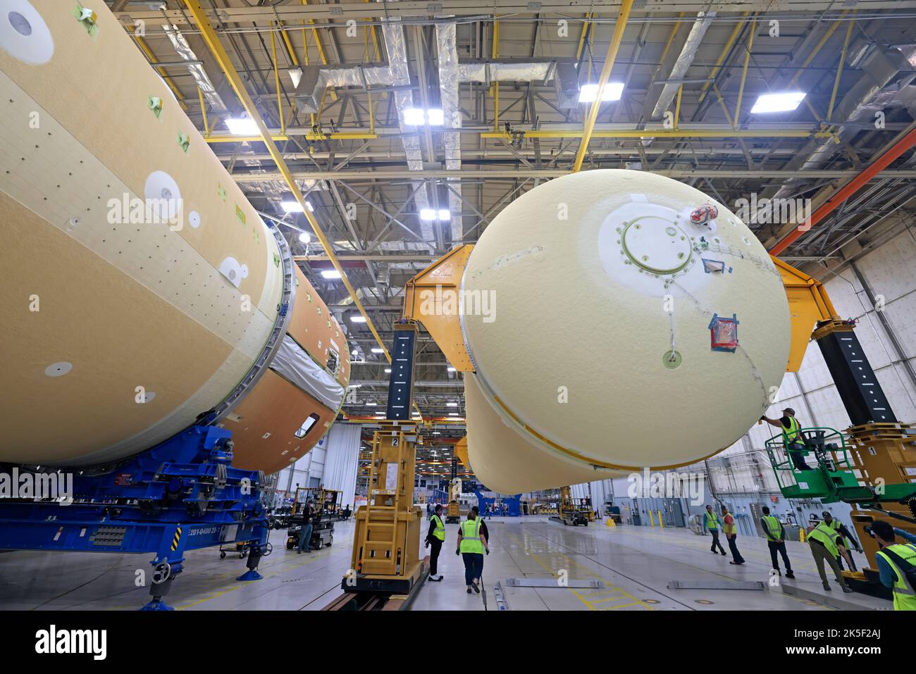 Liquid hydrogen tanks hi-res stock photography and images - Alamy