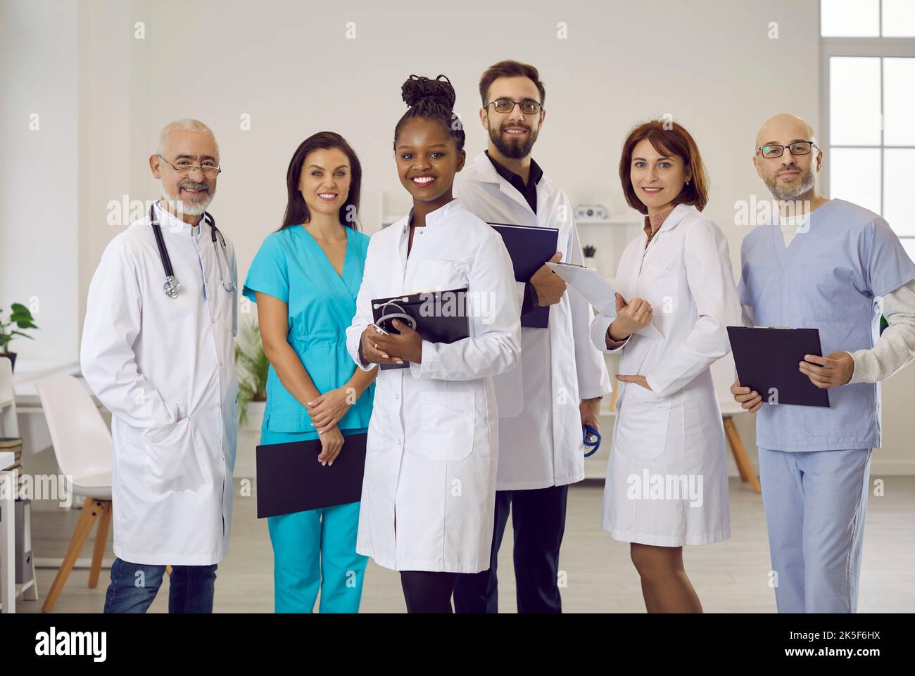 Med uniform hi-res stock photography and images - Alamy