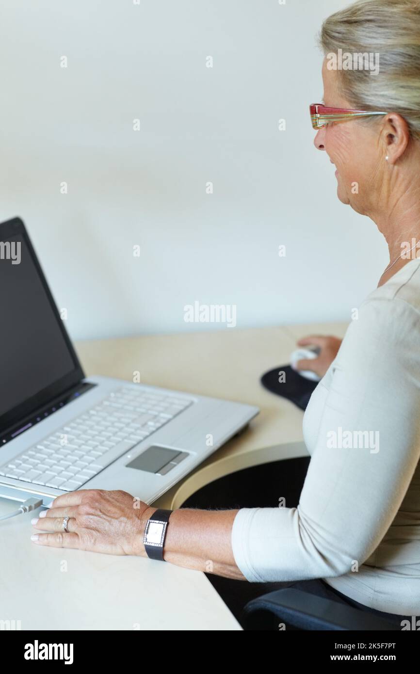 Old lady using a laptop hi-res stock photography and images - Alamy